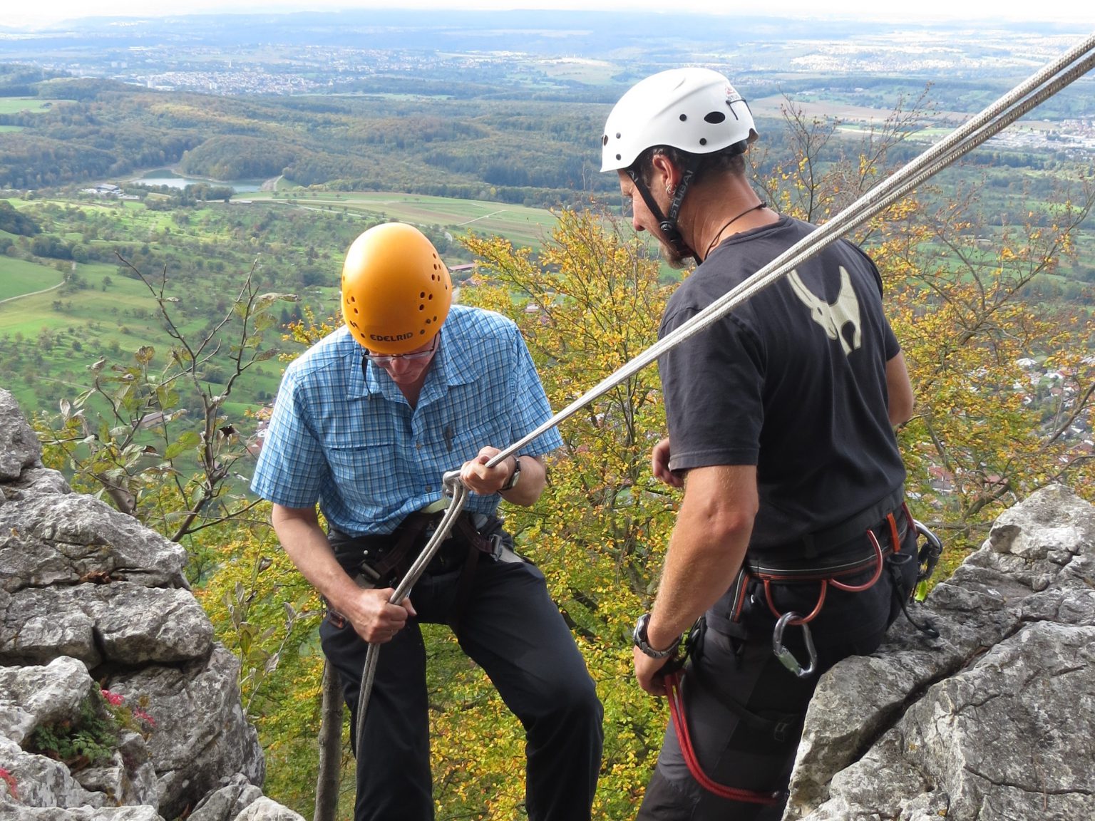Abseilen am Fels als Outdoortraining und Teamevent